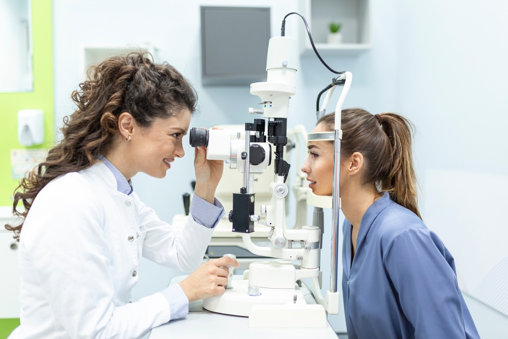 De ce este recomandat să faci periodic un consult optometric? | e ...